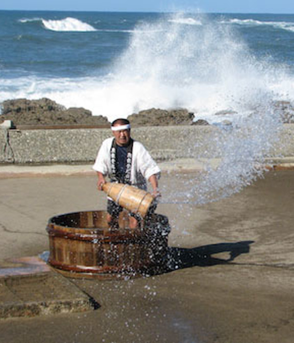 Okunoto Salt Farm Village: The traditional agehama salt making ...